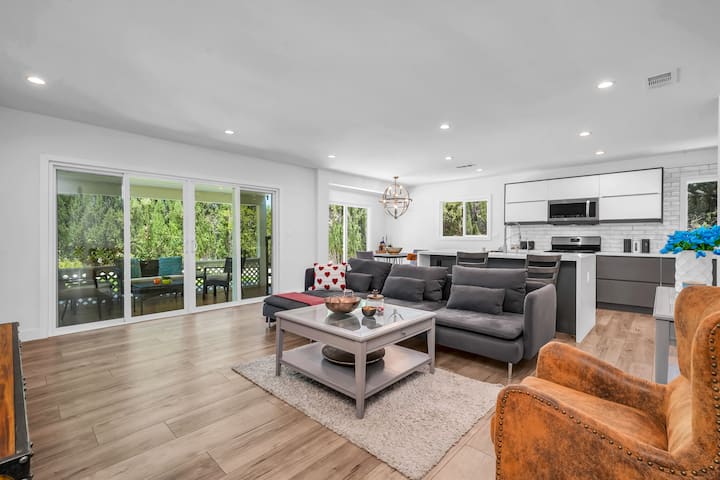 Sun Kissed Home, Secluded Backyard, Bbq, Parking - Los Angeles, CA