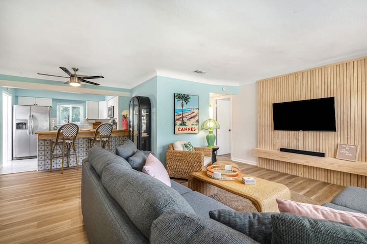 Colorful Sunlit Home 2br W/ Private Yard Near Dtsp - St. Petersburg, FL