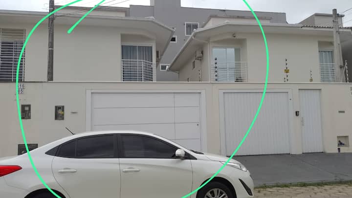 Sobrado Geminado Agradável Com Mercado Próximo - Palhoça