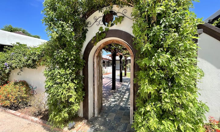 Adorable Adobe: 2-bedroom Desert Oasis - Gilbert, AZ
