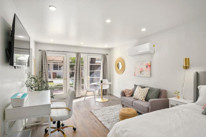 Modern Comfort In A Charming Cottage - Modesto, CA