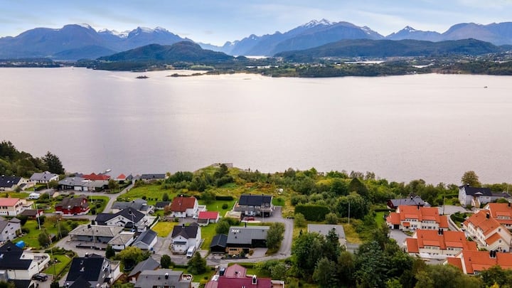 Large And Modern Villa With Fjord View Near Sea - Alesund