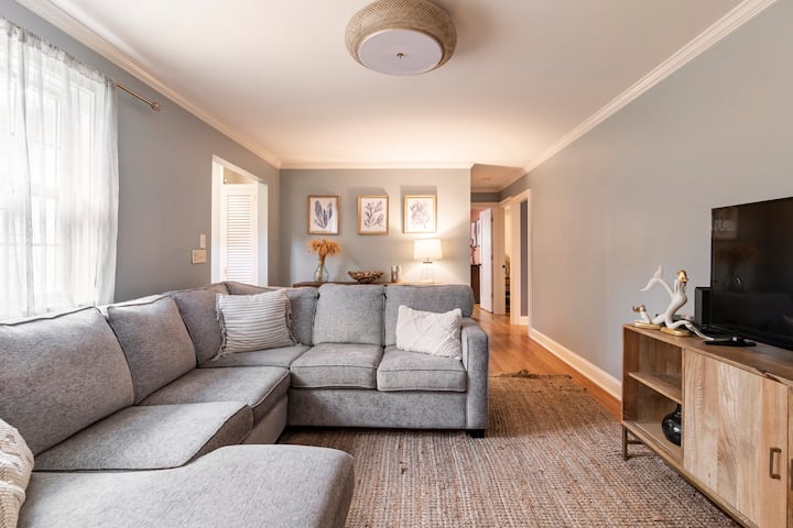 Beachy 3 Bedroom Home With Deck And Patio. - Capo Cod, MA