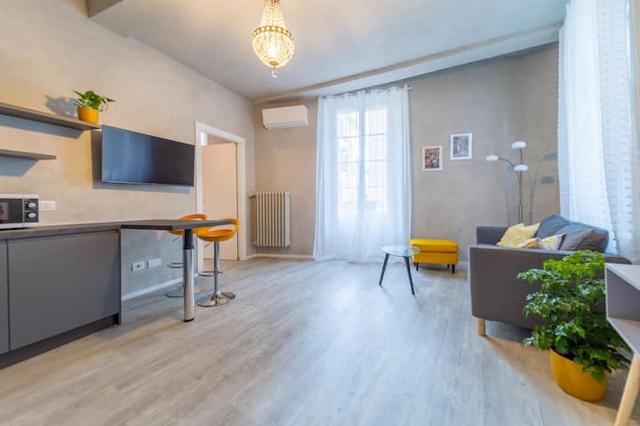[Historical Center✭] Modern Apartment With Balcony - Parma