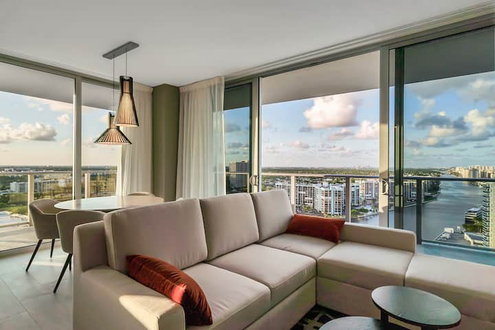 Corner 2br Unit W Fantastic Views Across Beach - Sunny Isles Beach, FL