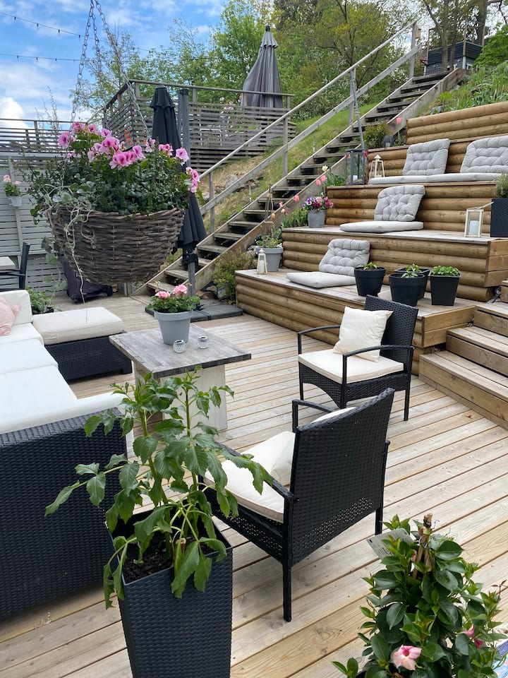 Härlig Villa Med Blommig Trädgård Och Parkering - Stockholm