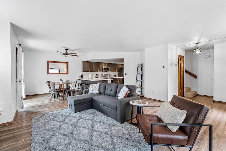 Country Club Townhome - Sleeps 5 & Central! - Flagstaff, AZ