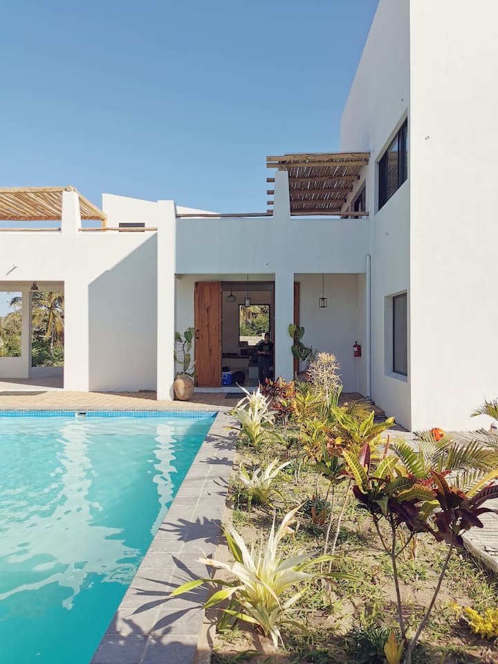 Surfers Paradise Villa With Pool - Mozambique