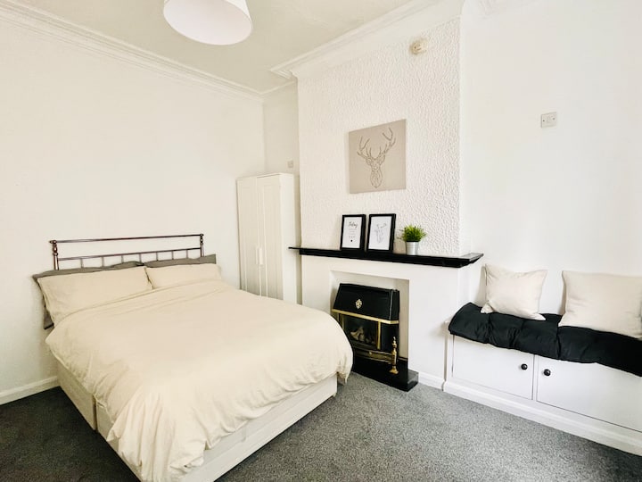 Cosy Double Bedroom Near Etihad Stadium - Stockport