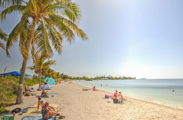 Sombrero Beach Vacation 2/2 Fully Remodeled Condo - Marathon, FL