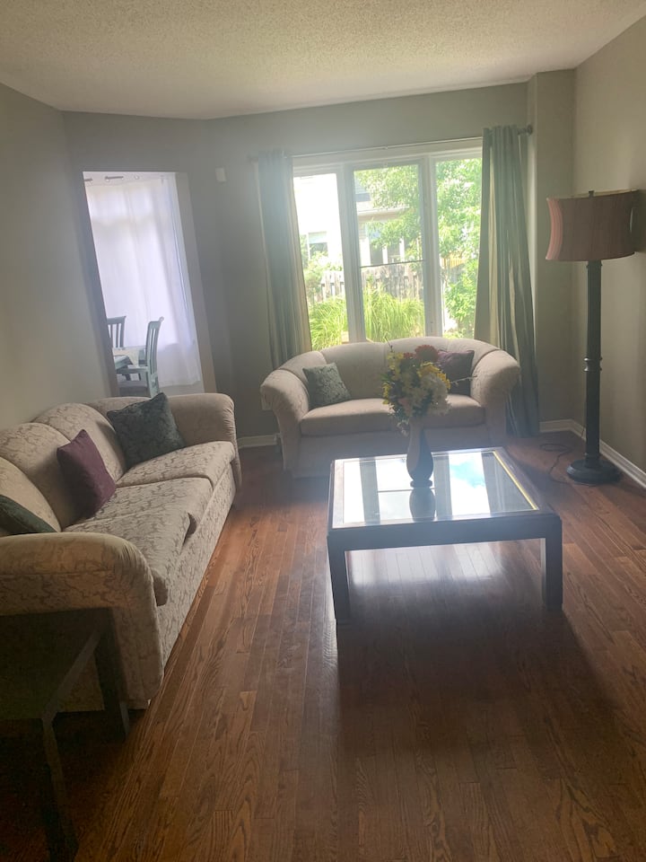 Cozy 3-br Furnished Townhouse, Home Away From Home - Ottawa