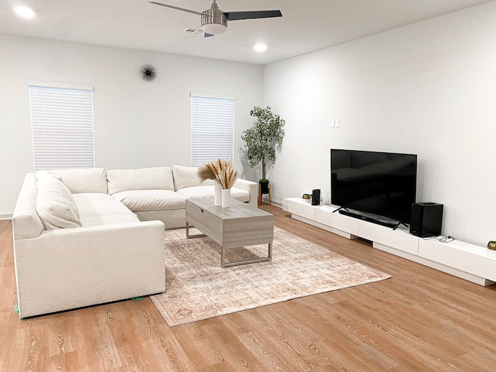 New! Serene Suburbia: Quiet Spacious & Modern - San Marcos, TX