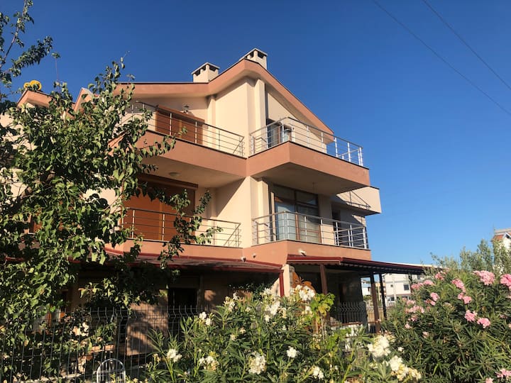Deniz Kenarında Havuzlu Butik Sitede Lüks Villa - Dikili