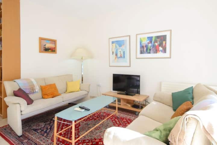 Spacious & Located Next To Emek Refaim W/ Parking! - エルサレム