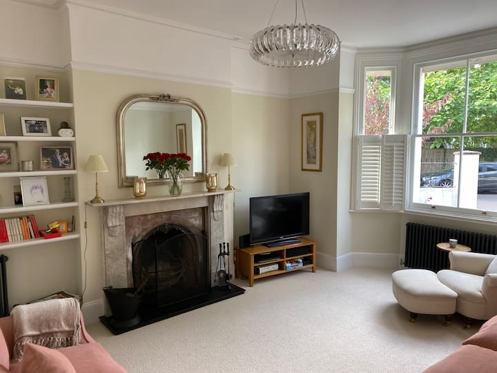 Spacious Three Double Bedroom House On Quiet Road - Woking