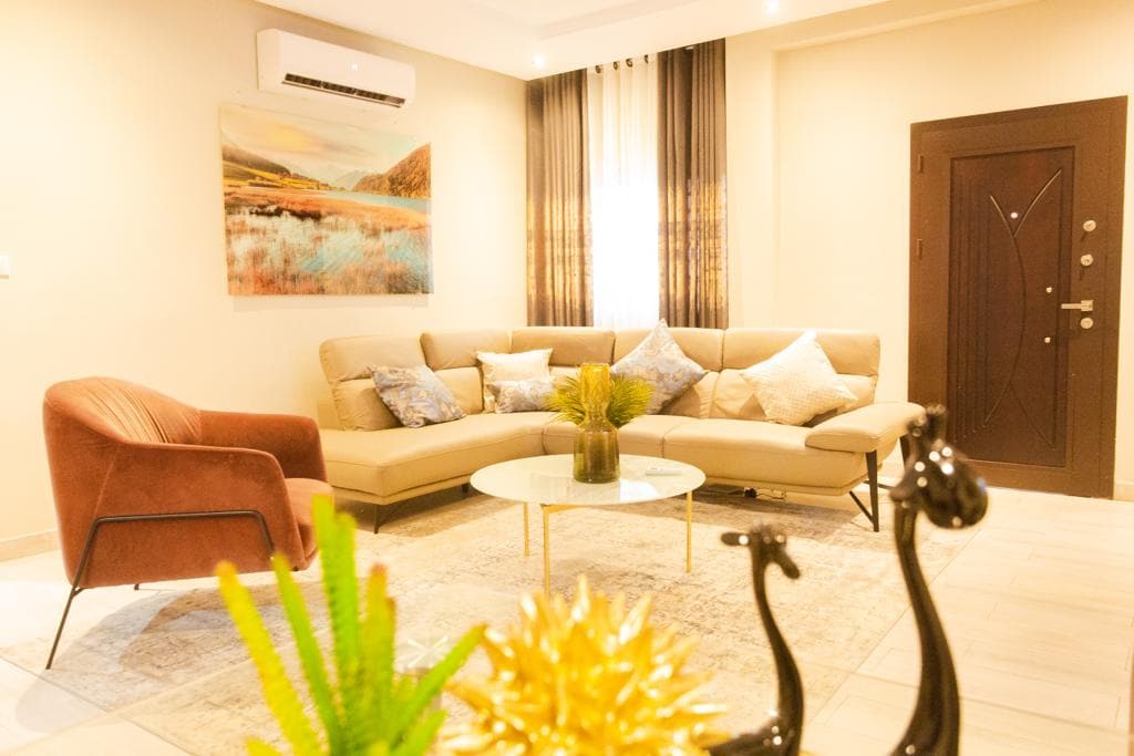 Appartement 3 chambres avec services, nouvellement meublé, à Achimota ...