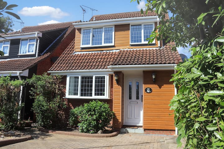 Modern & Stylish 4 Bedroom Detached House - Southend-on-Sea