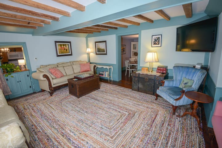 Historic Gem In Seaside Village - Penzance Road, MA