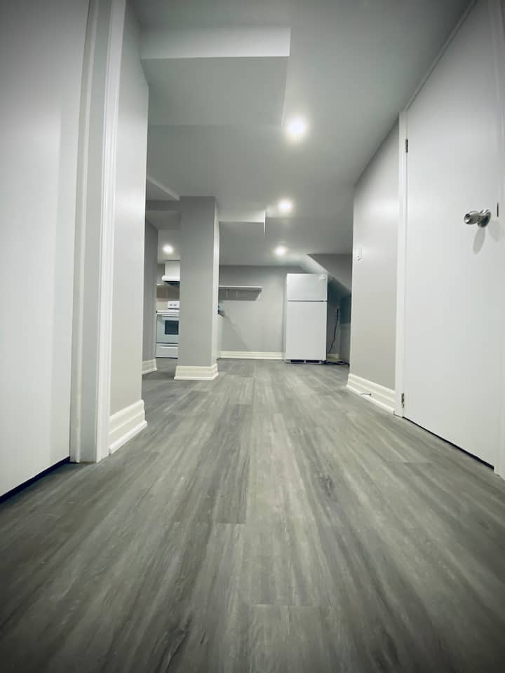 Cozy Basement Apartment - Separate Entrance - Aurora