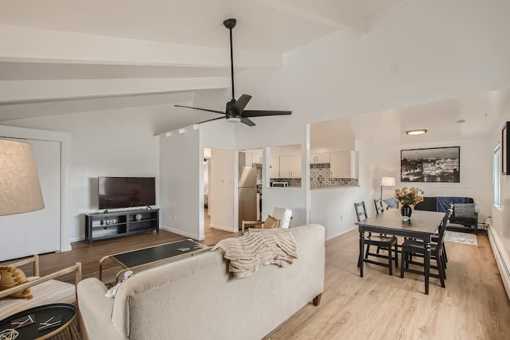 Remote Work Set Up | King Bed | Remodeled - Lakewood, CO