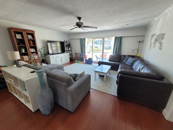 Spacious House With Beautiful Backyard And Patio. - Burnaby