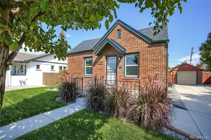 Pet Friendly - Tudor Cottage Bungalow - Denver, CO