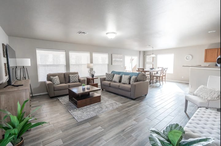 Newly Renovated Modern Home With Full Sized Garage - Las Cruces, NM