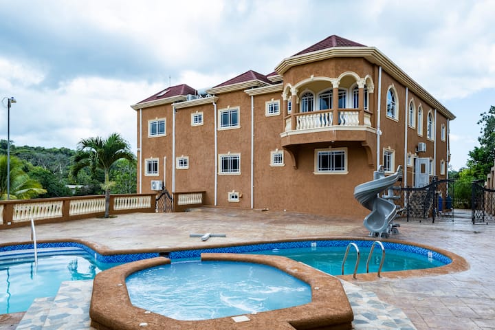 Double Room At Weekendaz Villa-gym,pool,sauna,bar - Jamaica