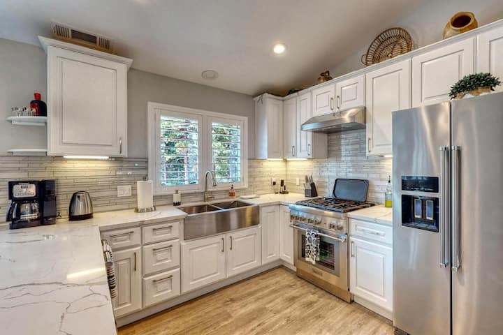 Modern & Bright 4 Bedroom 3 Bath Home W/hot Tub - Running Springs, CA