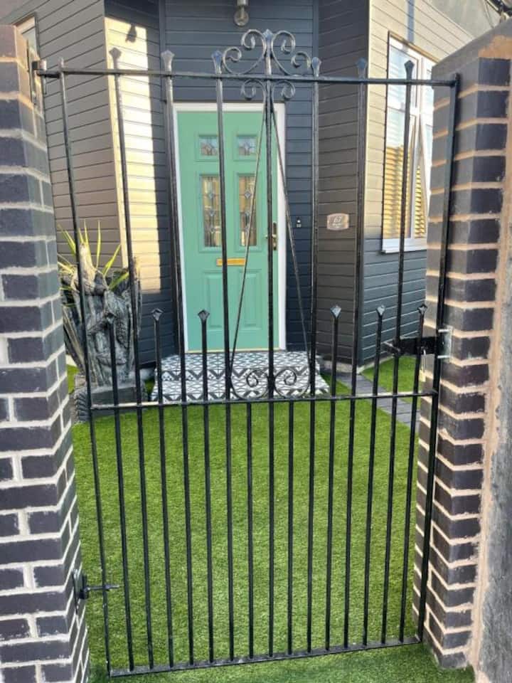 Henderson House

3 Bedroom House With Garden Area - Blackpool
