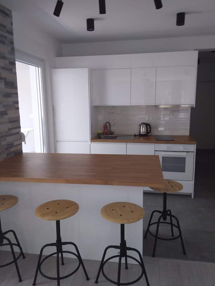 Charming Two Bedroom Condo In Makarska - Makarska
