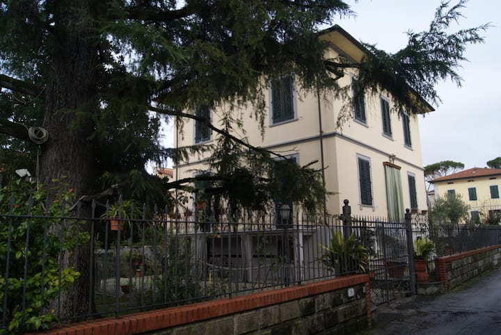 Villa In Zona Tranquilla A Due Passi Dal Centro - Lucca