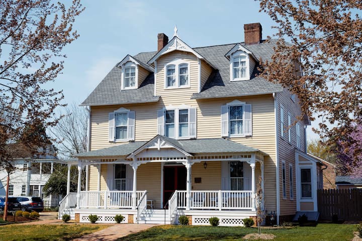 Armistead House - Room 301 (3rd Floor) - Williamsburg, VA