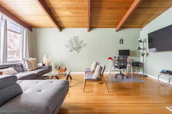 Cozy Main Floor Bungalow -3 Bedrooms Free Parking - カルガリー