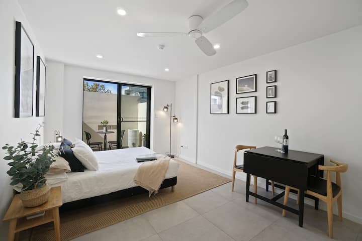 Chic King St Studio Apartment Newtown With Balcony - Sydney