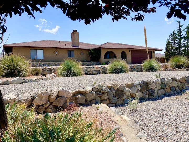 Hottub-minigolf-gameroom-bbq-firepit-bonanza House - Joshua Tree National Park