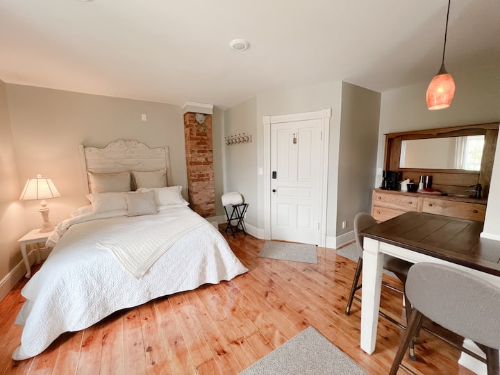 Studio Apt Above Artgallery In Distillery District - Windsor