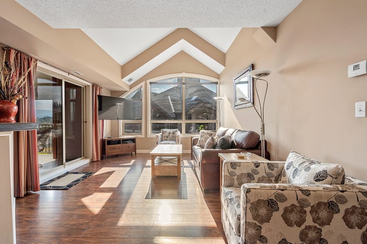 Corner Curio | Lake View| Pool | Hot Tub | Gym - Invermere