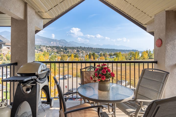 Corner Curio | Lake View| Pool | Hot Tub | Gym - Invermere