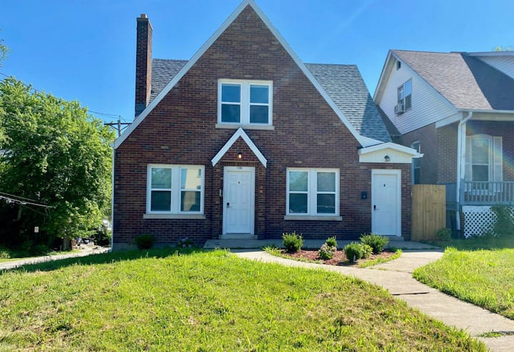 Modern Hill View Cottage - Jefferson City, MO