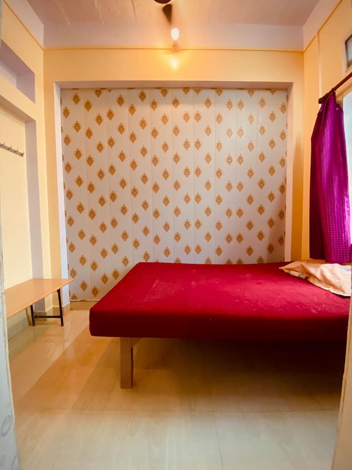 The Cosy Room Near River Marigold Family - Varanasi