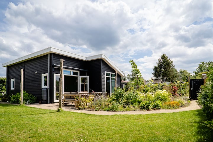 Rustig Gelegen Houten Bungalow - Putten