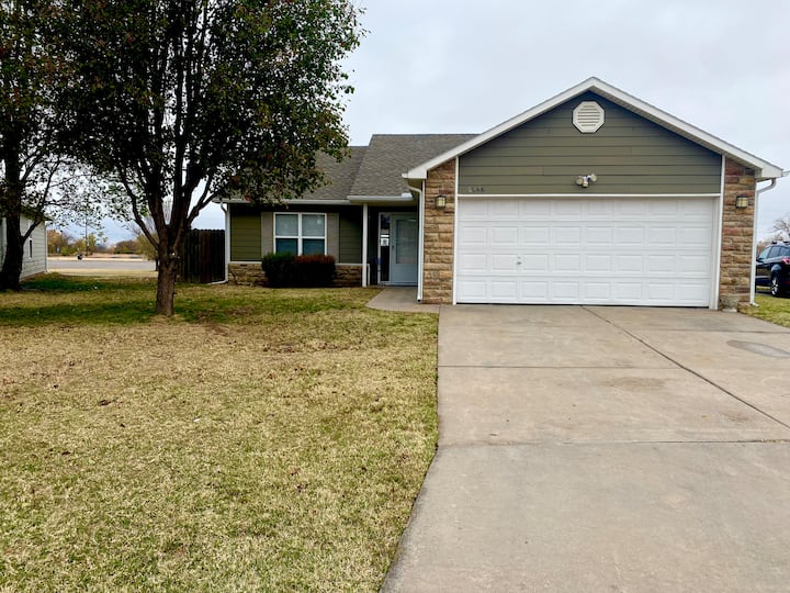 Comfortable 3bdr 2bth House+fenced Backyard - Wichita, KS