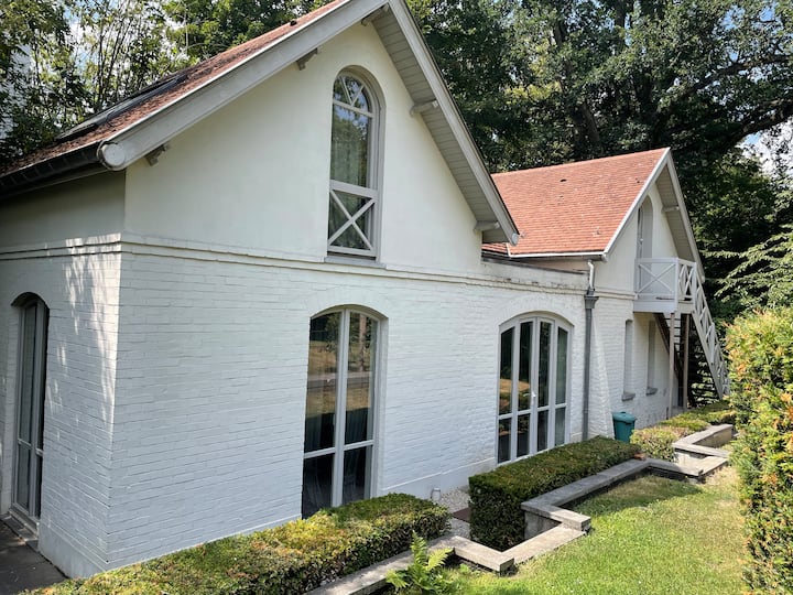 Maison Chaleureuse Entourée De Verdure - Bruxelles