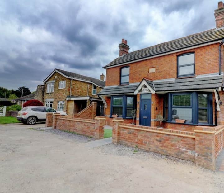 Briar Cottage Is A Beautiful 4 Bed Cottage - High Wycombe
