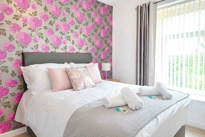 Free Parking, Spacious Living Room, Garden - Swansea, UK