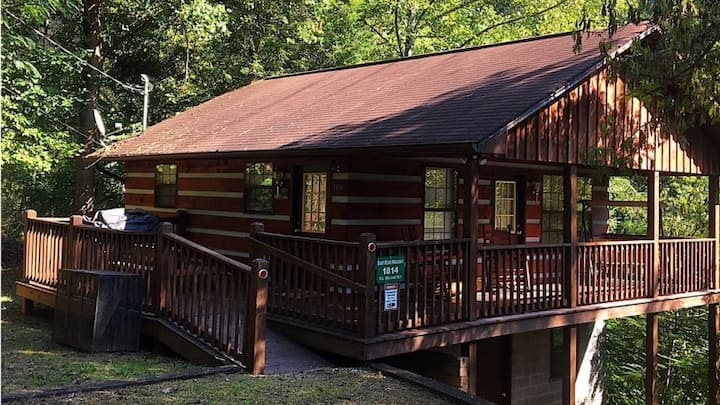 Baby Bear Hideaway, Rustic, Romantic W/a Hot Tub - Gatlinburg, TN