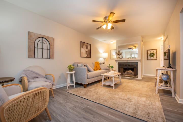 Enchanting 2br Den With Indoor Fireplace - Virginia Beach, VA