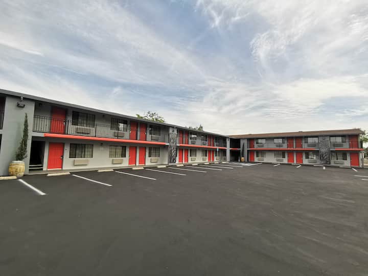 Charming 1 Queen Bed Hotel Room Central Woodland - Woodland, CA