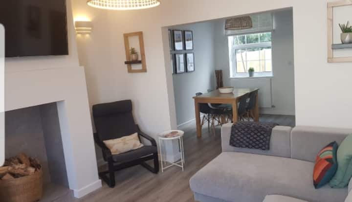 Cheerful 2- Bedroomed Home In Chesterfield. - Chesterfield